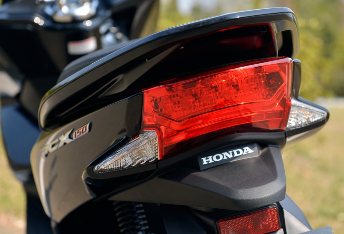 LEDヘッドライトなどを新採用し、燃費もさらにUP！ 2代目PCX/150 - バイクニュース - タンデムスタイル