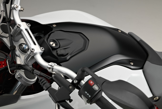 低シート高で扱いやすい、ニューF700GSが2016年2月26日より登場!! - バイクニュース - タンデムスタイル