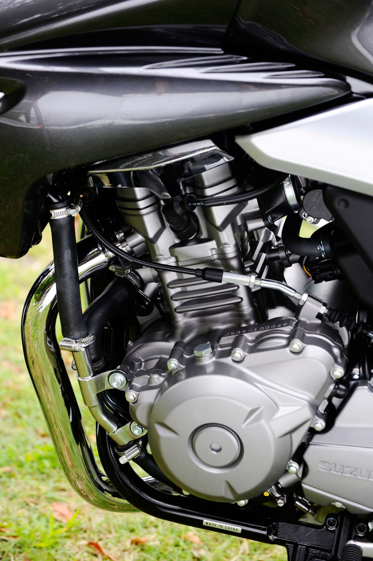 B-KINGゆずりのグラマラスなボディを持つ250ccネイキッド・GSR250 - バイクニュース - タンデムスタイル