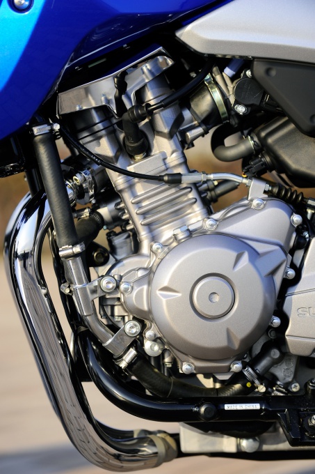 ゆったりポジションのハーフカウルツアラー・GSR250S - バイクニュース - タンデムスタイル