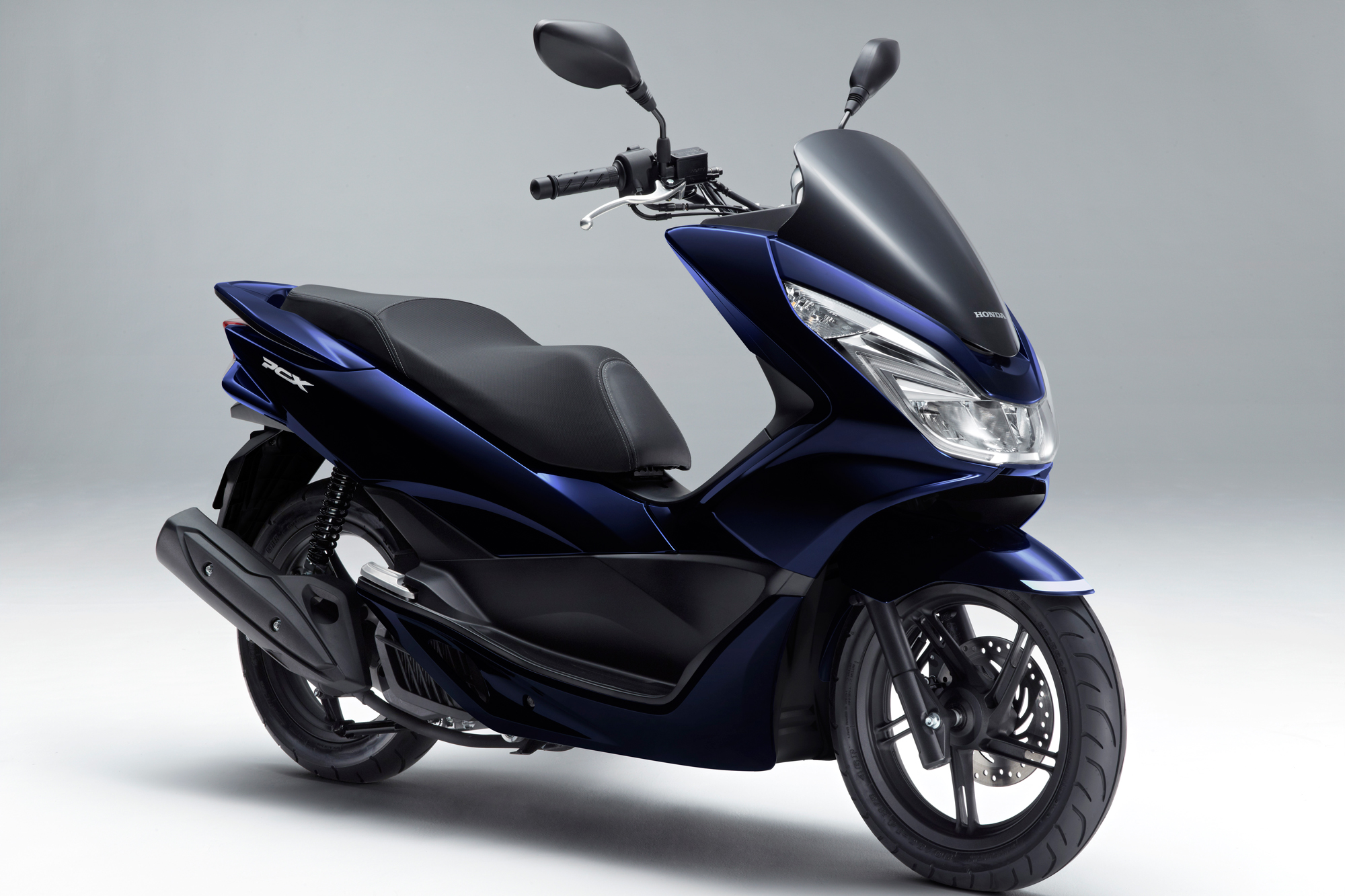 2016年モデルのPCXに新色ブルーが追加され、2月26日より販売開始 - バイクニュース - タンデムスタイル
