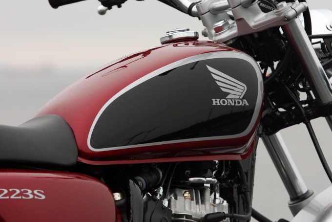 2008年登場のCB223Sは、FTR譲りのフレンドリーさにレトロテイストがMIX - バイクニュース - タンデムスタイル