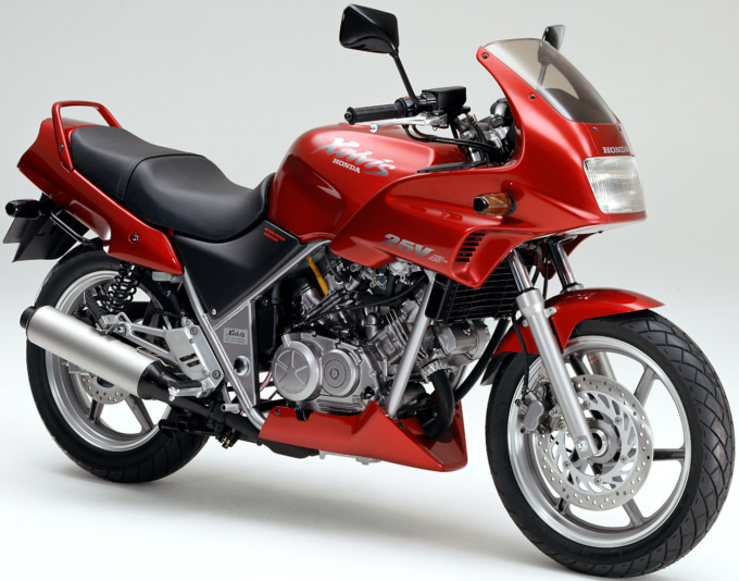 2013年に登場したVTRの派生モデル・VTR-Fはハーフカウルを装備し、高速走行時の快適性を追求 - バイクニュース - タンデムスタイル