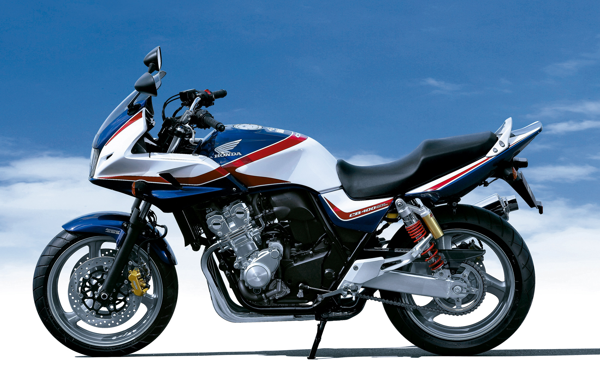 2005年に登場したCB400SBはカウル装備で高速走行時の快適性を追求。全カラバリも大集合!! - バイクニュース - タンデムスタイル