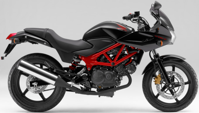 2013年に登場したVTRの派生モデル・VTR-Fはハーフカウルを装備し、高速走行時の快適性を追求 - バイクニュース - タンデムスタイル