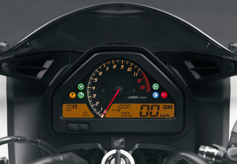 2013年に登場したVTRの派生モデル・VTR-Fはハーフカウルを装備し、高速走行時の快適性を追求 - バイクニュース - タンデムスタイル