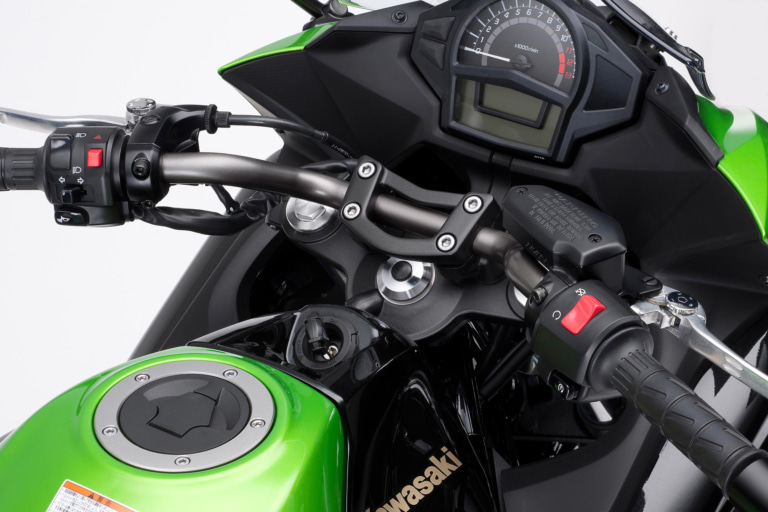 650ccモデル譲りの余裕あるシャシーが魅力のNinja 400R/Ninja 400 まとめ | バイクニュース | タンデムスタイル