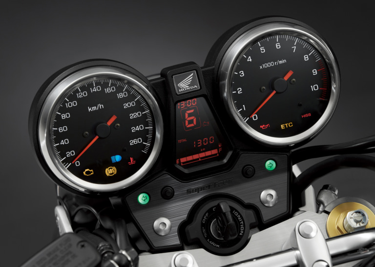 2003年2月にフルモデルチェンジを受け登場した2代目CB1300SF まとめ - バイクニュース - タンデムスタイル