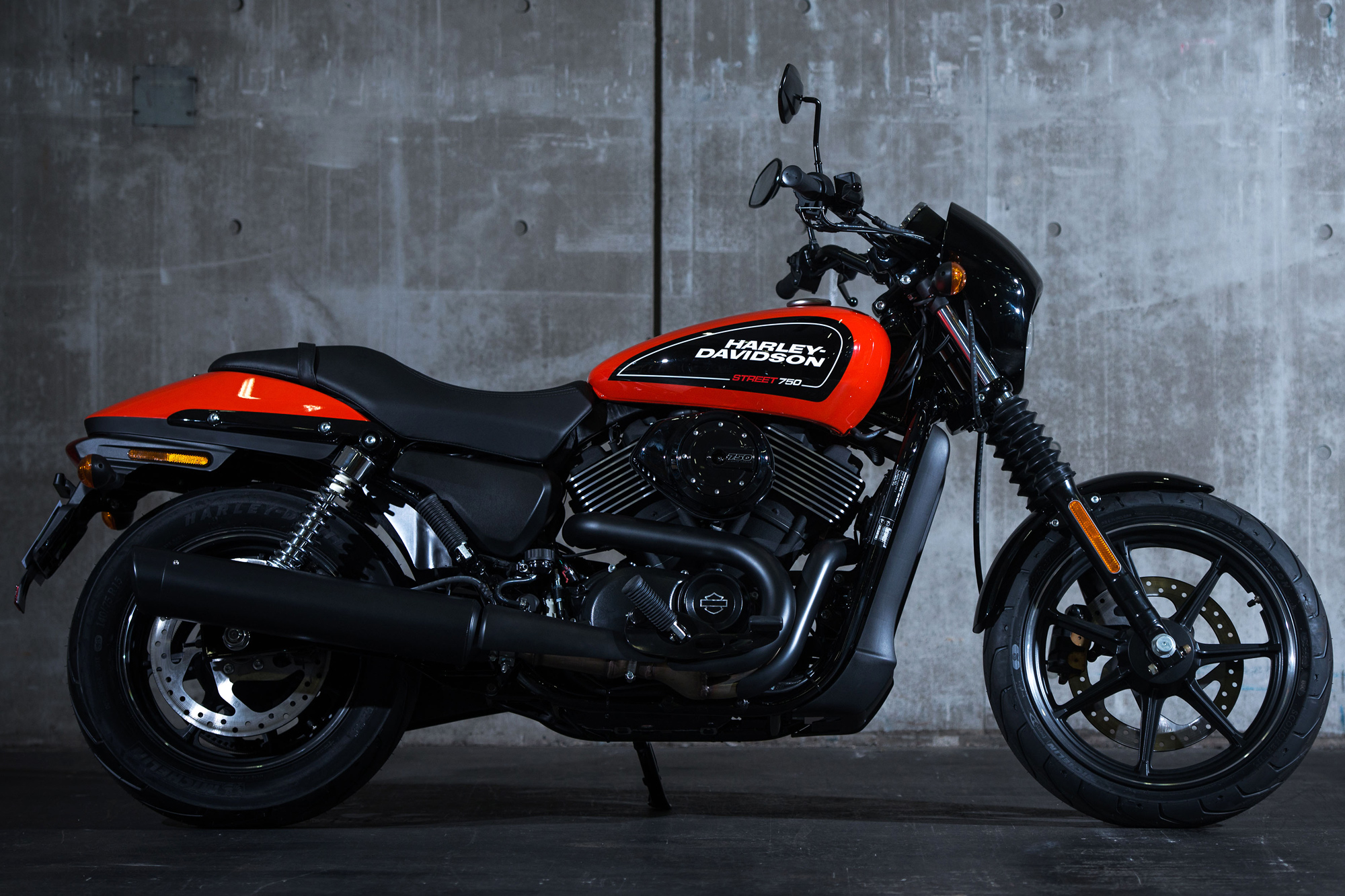 STREET750にダートトラックレーサー・XG750R譲りのカスタムペイントを採用した限定モデルが登場 - バイクニュース - タンデムスタイル