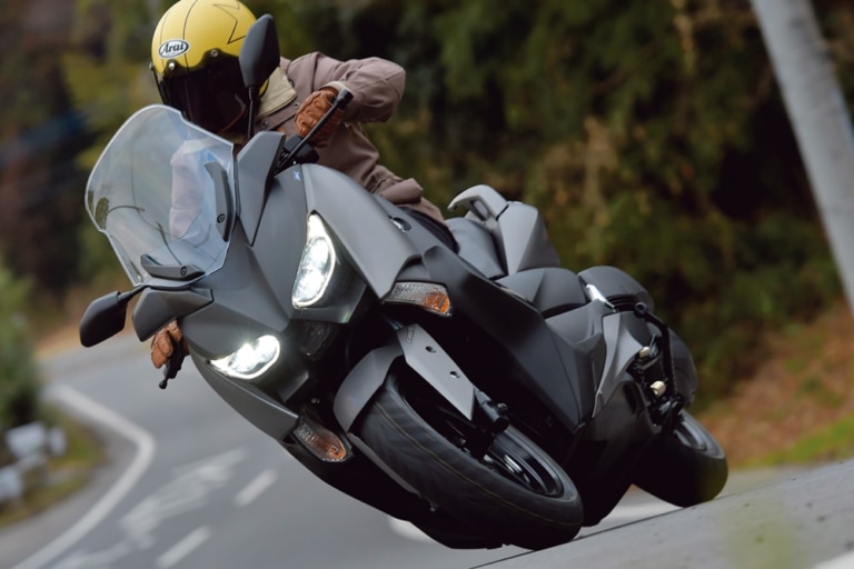 YAMAHA XMAX ABS：開けて、寝かせて楽しい旋回性能。こいつにはMAXの名がふさわしい | 車両インプレ・解説 | タンデムスタイル