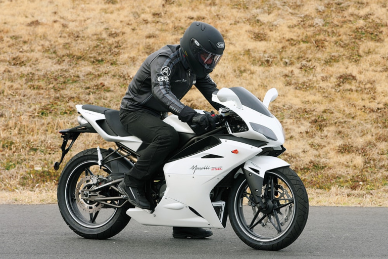 Megelli 250R - バイク足つき アーカイブ - タンデムスタイル