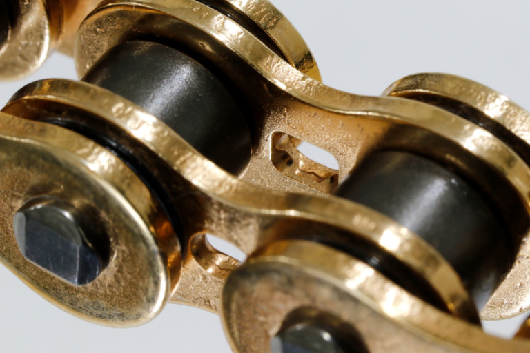 250㏄クラスに最適化され軽量！レースでも採用されている“EKチェーン 520LMX” - バイクアイテム - タンデムスタイル