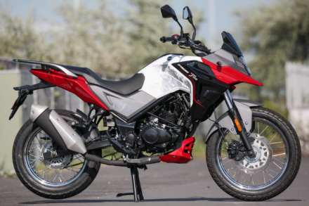 SYM NH T125 ：軽快な走行フィーリングで毎日乗れるアドベンチャー - バイク車両インプレ・解説 - タンデムスタイル