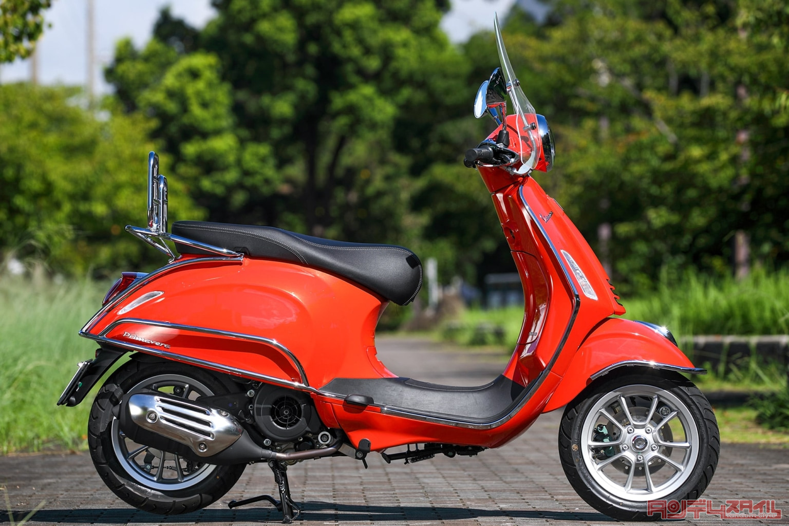 VESPA PRIMAVERA 150 ABS ：昔ながらの独特な乗り味でパワフルな走りを見せてくれる - バイク車両インプレ・解説 - タンデムスタイル