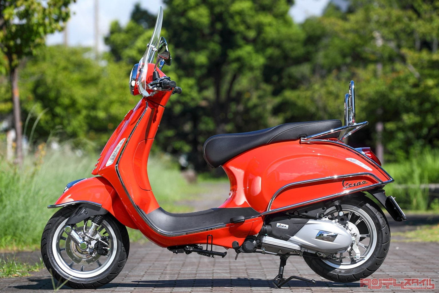 VESPA PRIMAVERA 150 ABS ：昔ながらの独特な乗り味でパワフルな走りを見せてくれる - バイク車両インプレ・解説 - タンデムスタイル