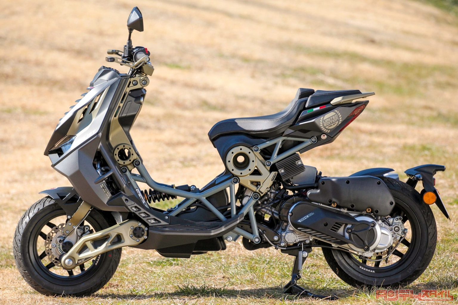 ITALJET DRAGSTER 200 ：スクーターともバイクとも一線を画すスポーツモデル - バイク車両インプレ・解説 - タンデムスタイル