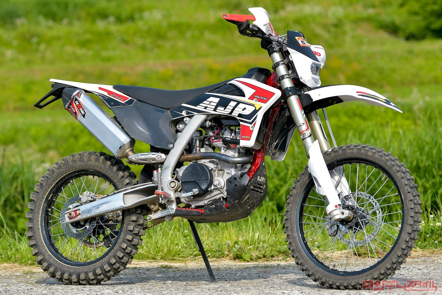 AJP SPR250 ：“扱いやすさ”は大きな魅力である - バイク車両インプレ・解説 - タンデムスタイル