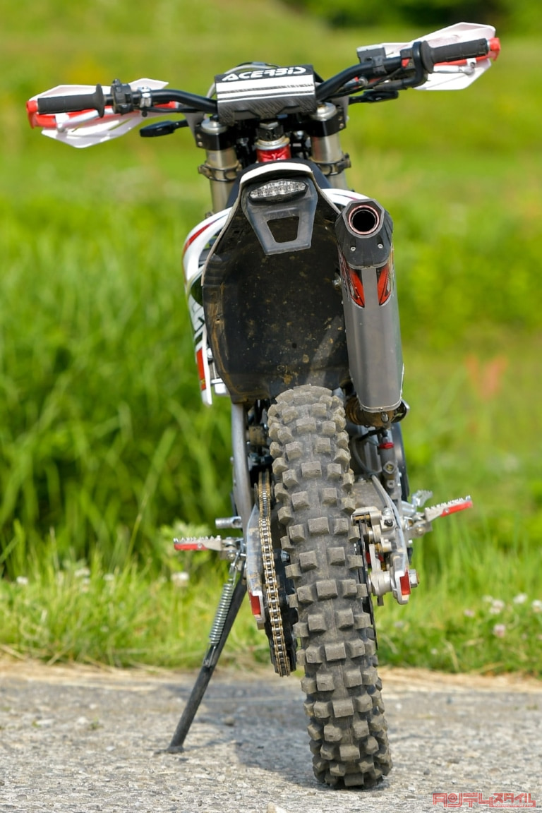 AJP SPR250 ：“扱いやすさ”は大きな魅力である - バイク車両インプレ・解説 - タンデムスタイル