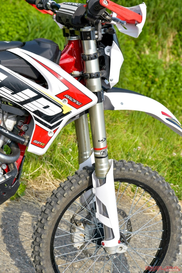 AJP SPR250 - 2ページ目 (2ページ中) ：“扱いやすさ”は大きな魅力である - バイク車両インプレ・解説 - タンデムスタイル