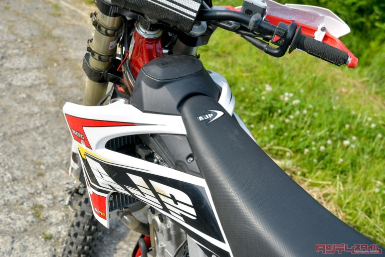 AJP SPR250 - 2ページ目 (2ページ中) ：“扱いやすさ”は大きな魅力である - バイク車両インプレ・解説 - タンデムスタイル