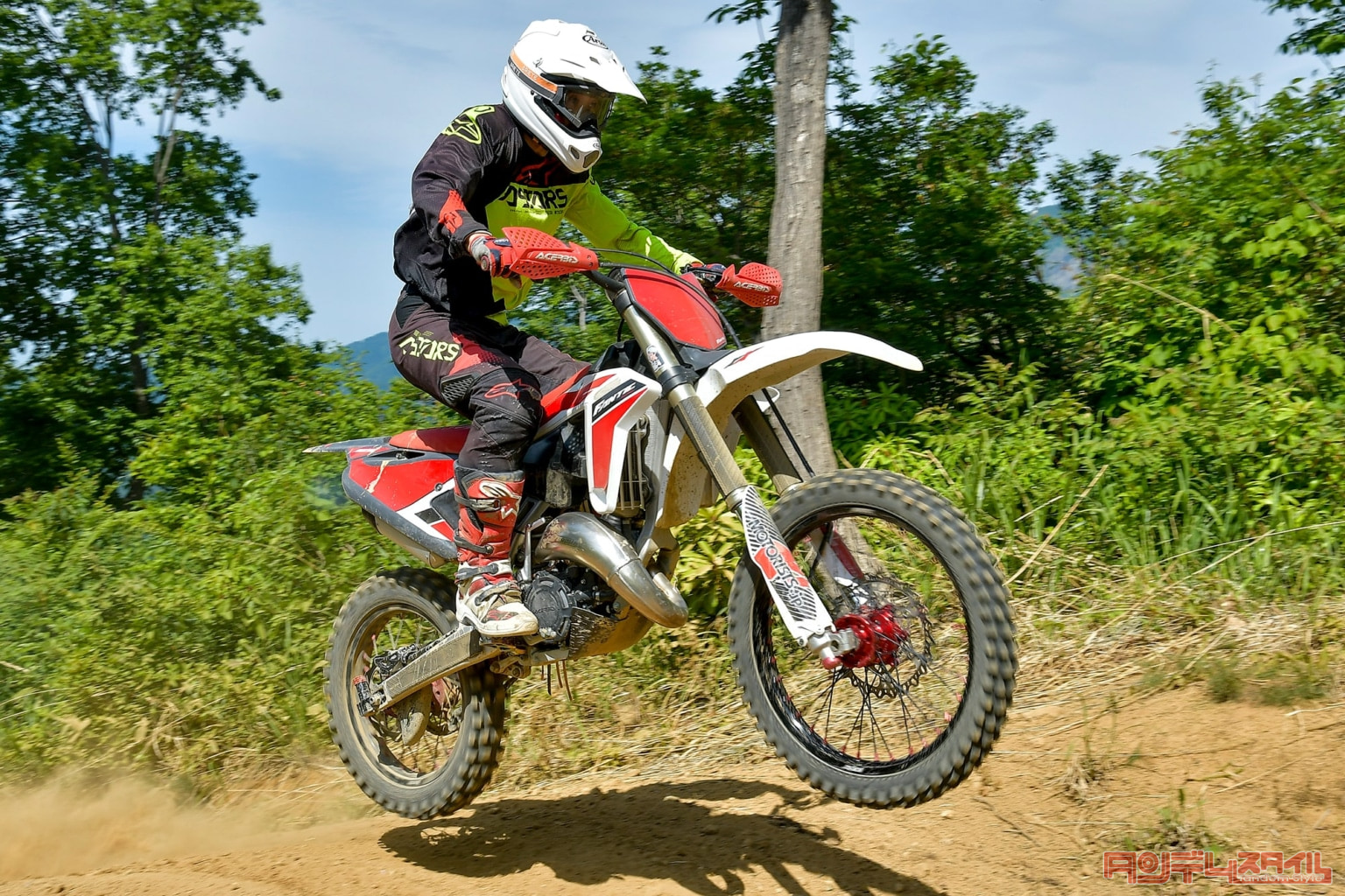 FANTIC XX125 ：軽い車体に柔軟で弾けるパワー - バイク車両インプレ・解説 - タンデムスタイル