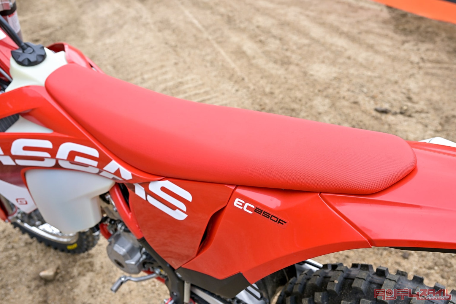 GASGAS EC250F / EC300 ：2ストは4ストの倍近いパワー！ - バイク車両インプレ・解説 - タンデムスタイル