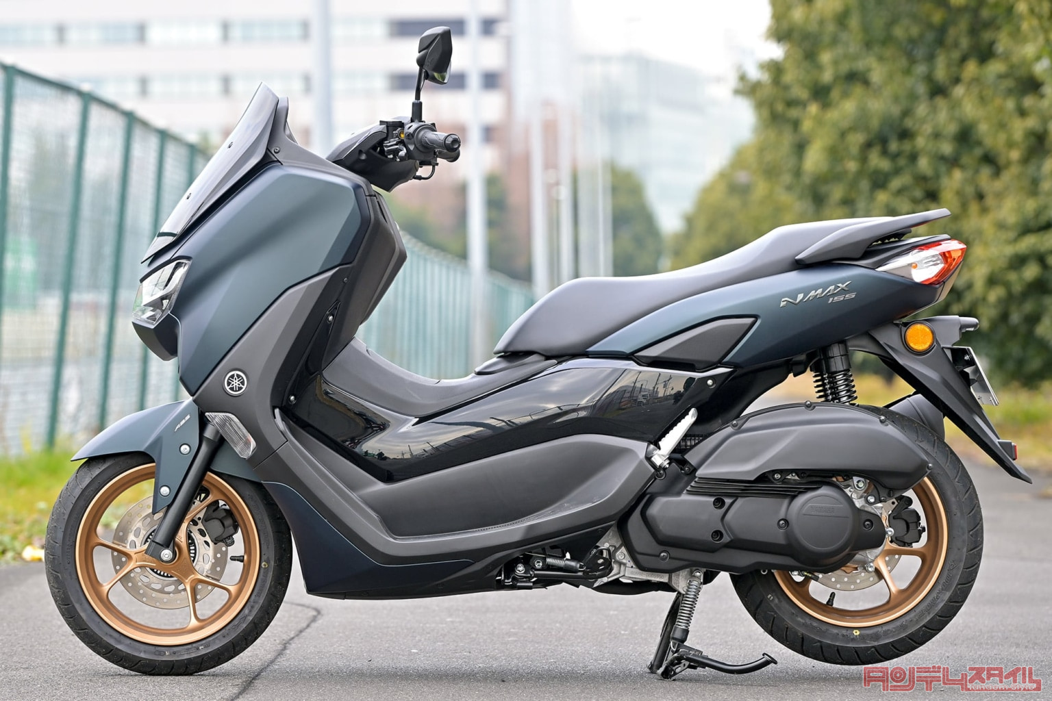 YAMAHA NMAX155 ：125㏄サイズに250㏄なみのパワフルさ - バイク車両インプレ・解説 - タンデムスタイル