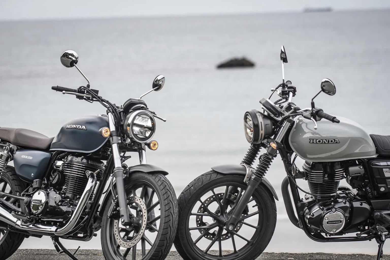 どっちが好き？ 空冷シングル『GB350』と『GB350S』の走りはどう違う？【ホンダの道は1日にしてならず／試乗インプレ GB350シリーズ比較編】 - バイクニュース - タンデムスタイル