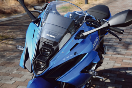 SUZUKI GSX-8R ：街でも峠でも自由自在。扱いやすいパワーとハンドリング - バイク車両インプレ・解説 - タンデムスタイル