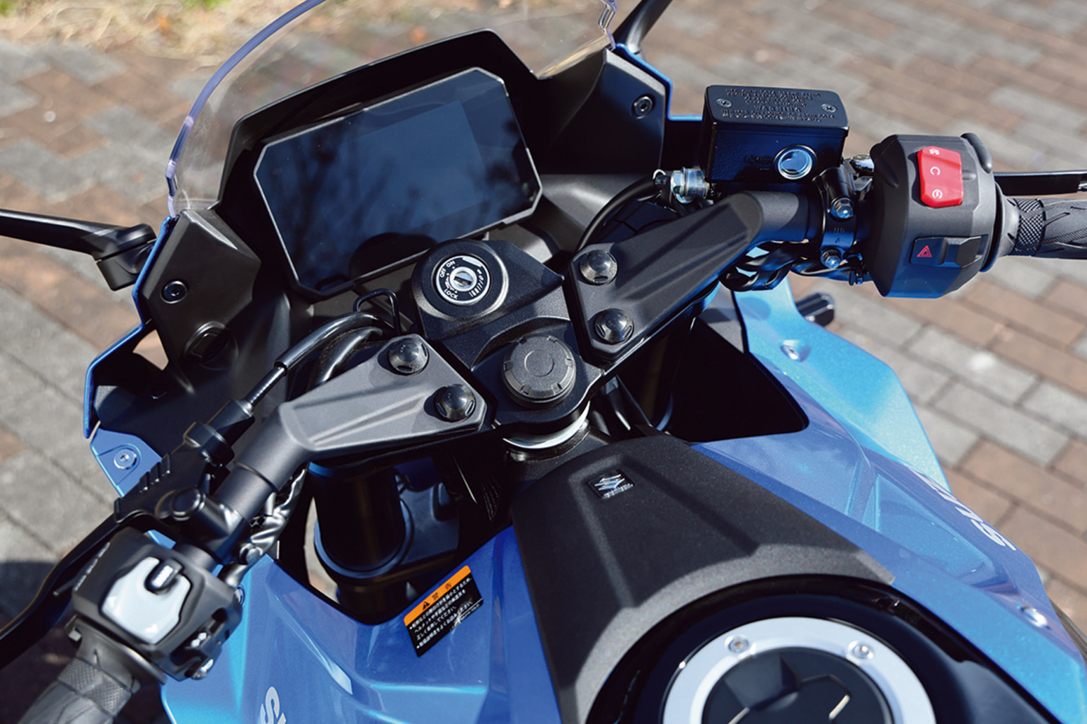 SUZUKI GSX-8R ：街でも峠でも自由自在。扱いやすいパワーとハンドリング - バイク車両インプレ・解説 - タンデムスタイル