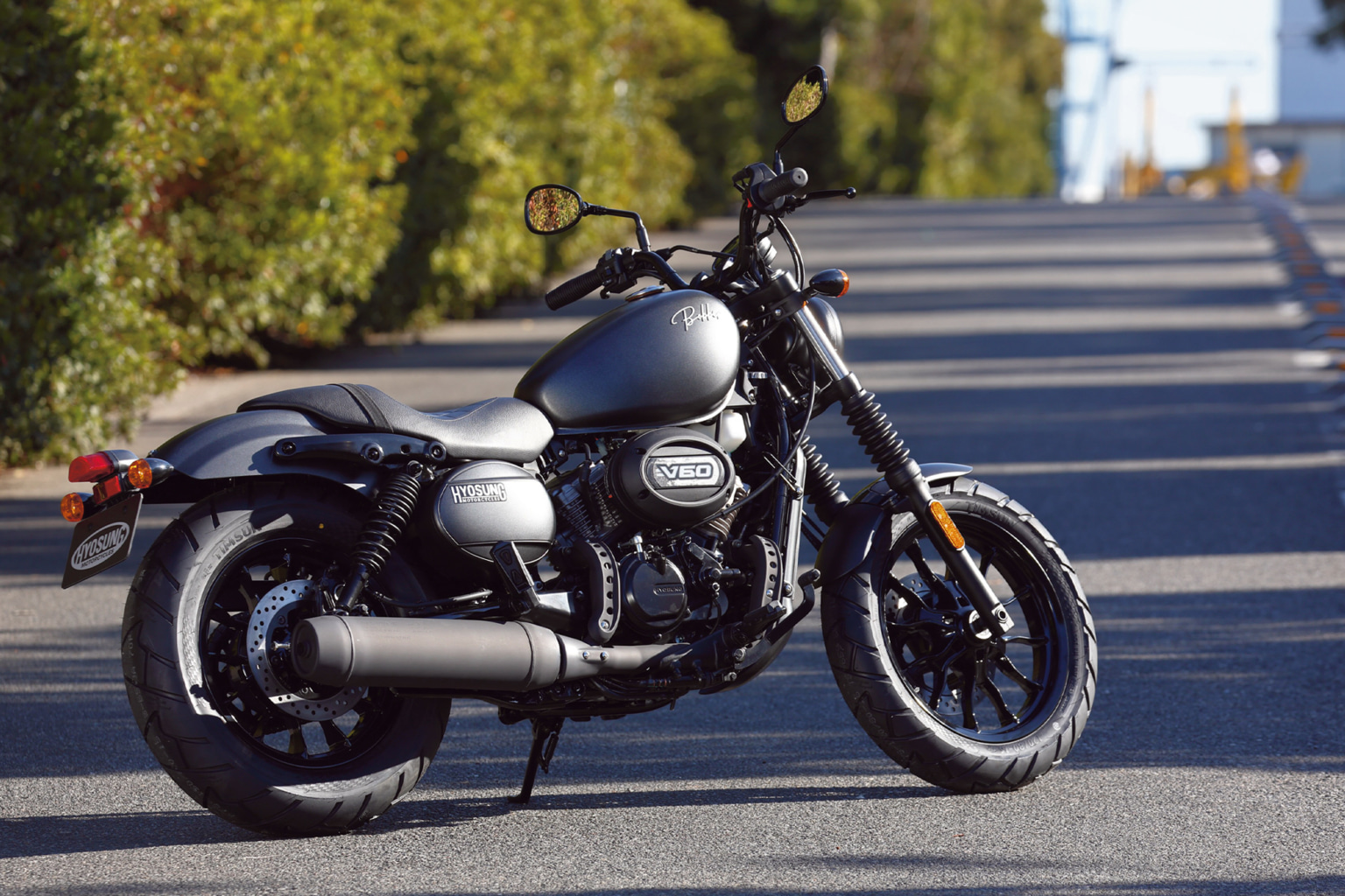 【LSS2025展示車両】HYOSUNG GV125S Bobber ：クラスを超えた存在感を放つボバースタイルクルーザー - バイク車両インプレ・解説 - タンデムスタイル