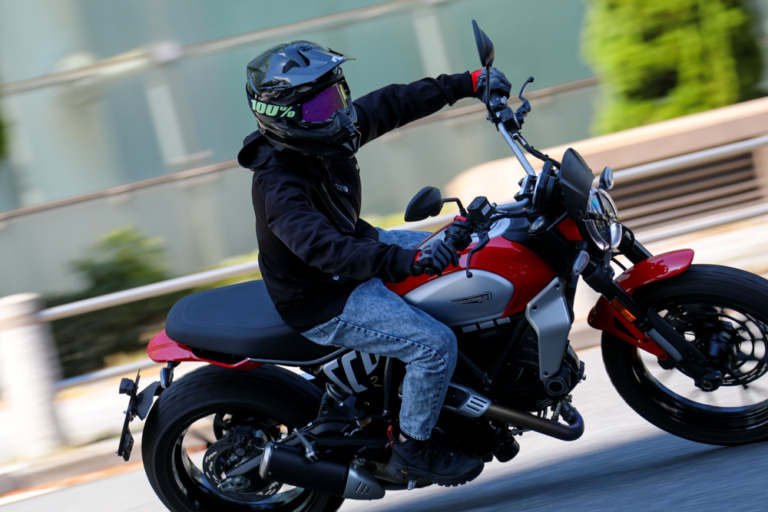 4年使って分かった！オフロードヘルメット「マッドジャンパー2」はモタードや街乗りでも快適だった - バイクニュース - タンデムスタイル