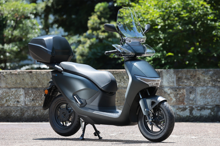 【HONDA CUV e:試乗記】125cc相当の最新電動スクーターは静かに力強く走る1台 - バイクニュース - タンデムスタイル