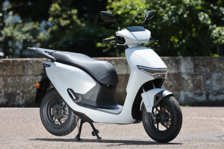 【HONDA CUV e:試乗記】125cc相当の最新電動スクーターは静かに力強く走る1台 - バイクニュース - タンデムスタイル